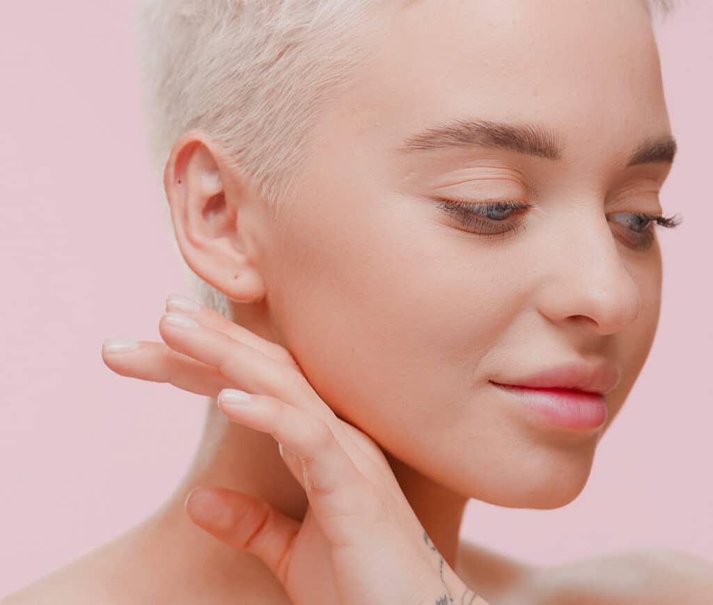 Afin de redonner du volume, une seringue d’acide hyaluronique coûte 450 ...